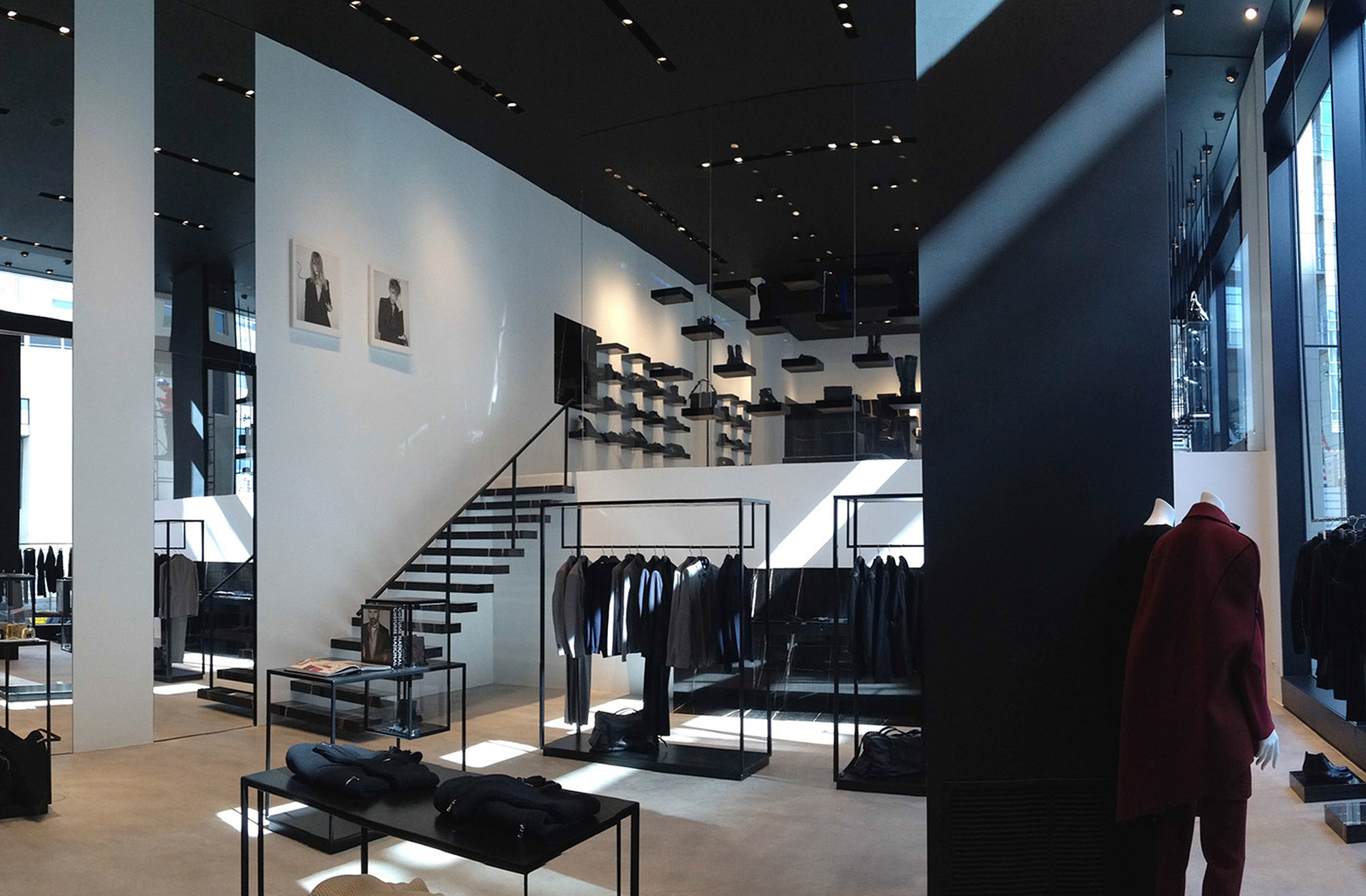 Arredamento negozio abbigliamento Costume National