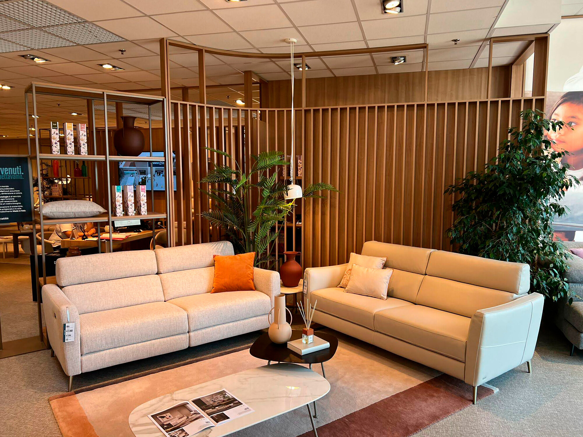 Allestimento negozio Divani & Divani Castelletto Ticino